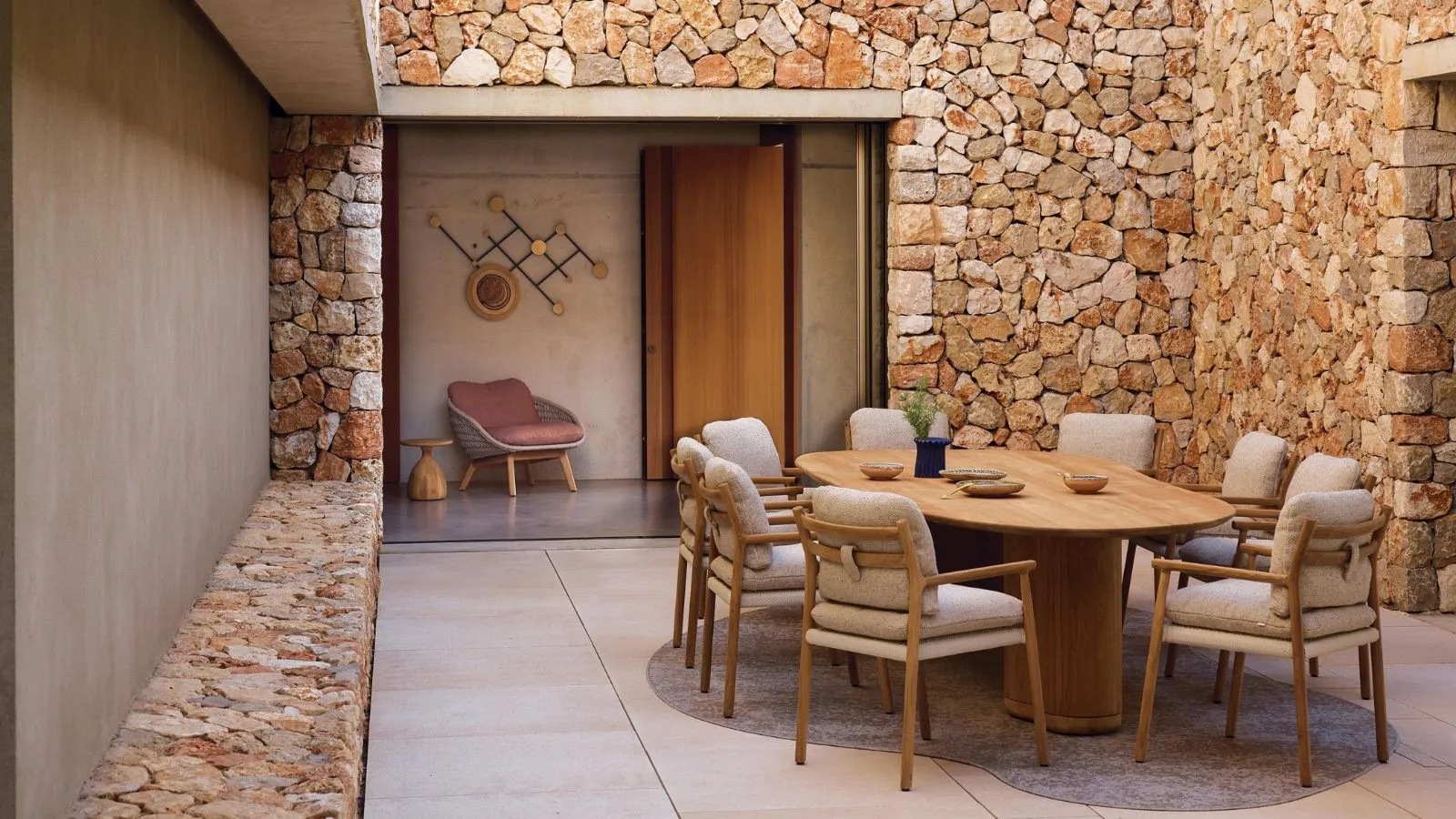 Tavoli in legno da giardino, convivialità all'aperto